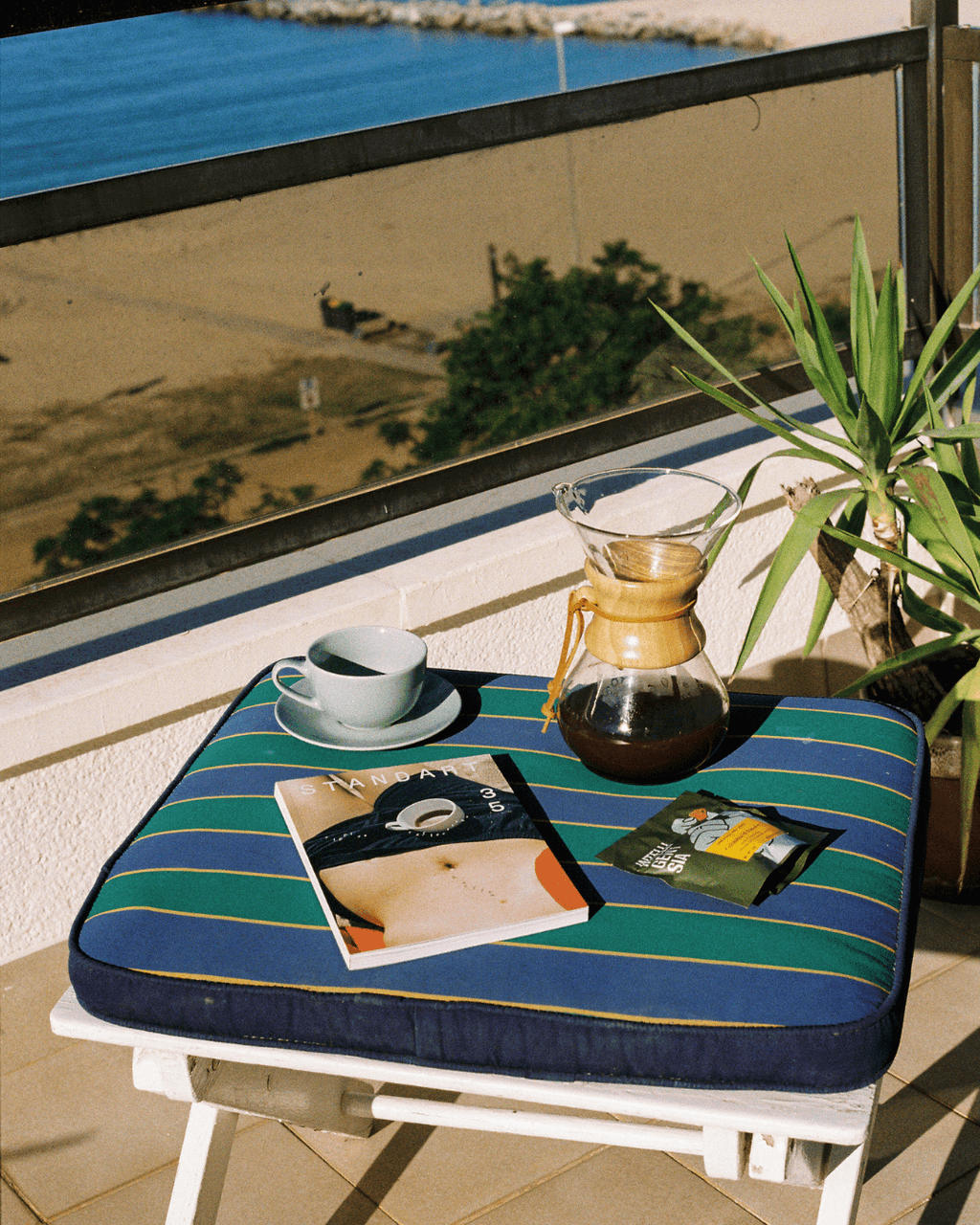 Issue 35: Ripples, Reflections & Coffee – Standart